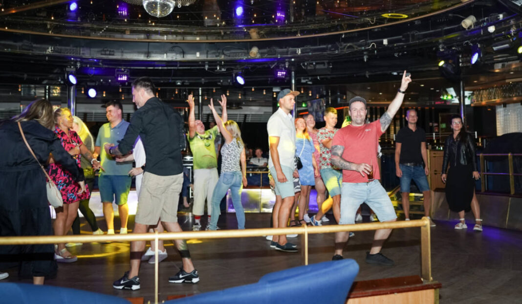 14 Cruise Etiquette Rules You Need to Know About